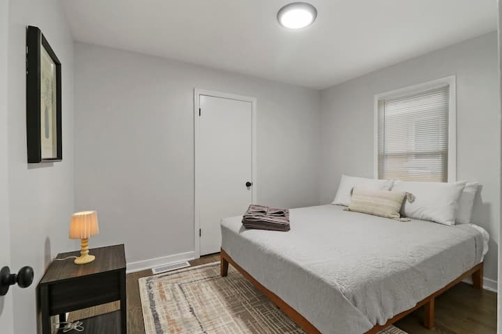 Adorable Apartment 2bd 1bth | Waukegan - Waukegan, IL