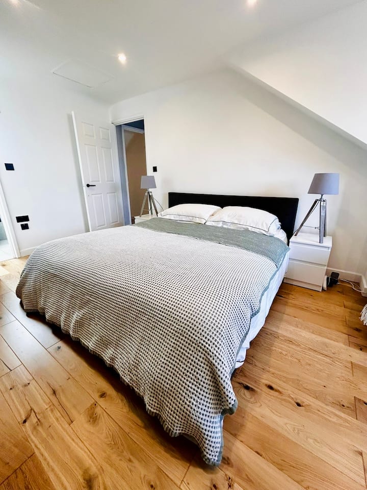 Renovated, Private Room, Super King Bed, En-suite - Chingford