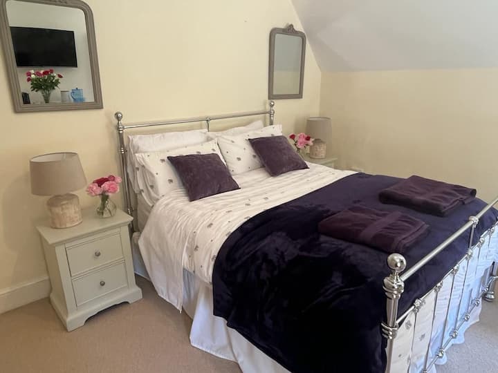 Beaufort Bedroom In Historic Edwardian Vicarage - Castle Combe