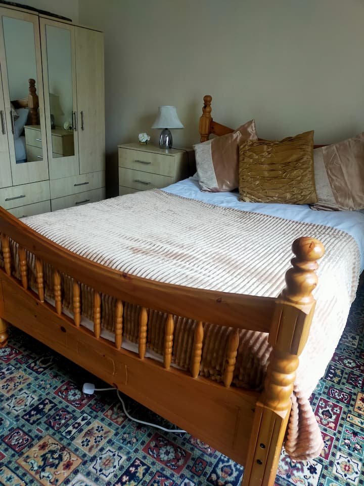 Newly Decorated Spacious Room - Bradford