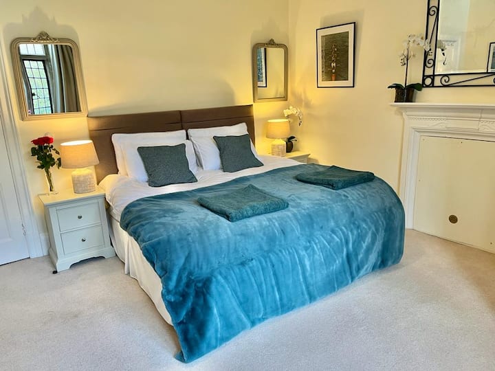 Cotswold Bedroom In Historic Edwardian Vicarage - Castle Combe