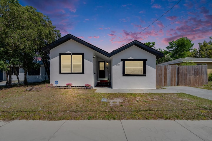 Family Beach House / Large Yard - Pet Friendly - Clearwater, FL