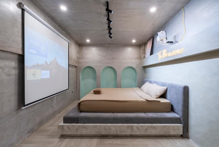 Oldquarter Super-budget Studio-cinematic.projector - Hanoi