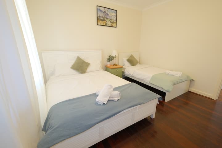 Simple Small House Nr Airport - Perth