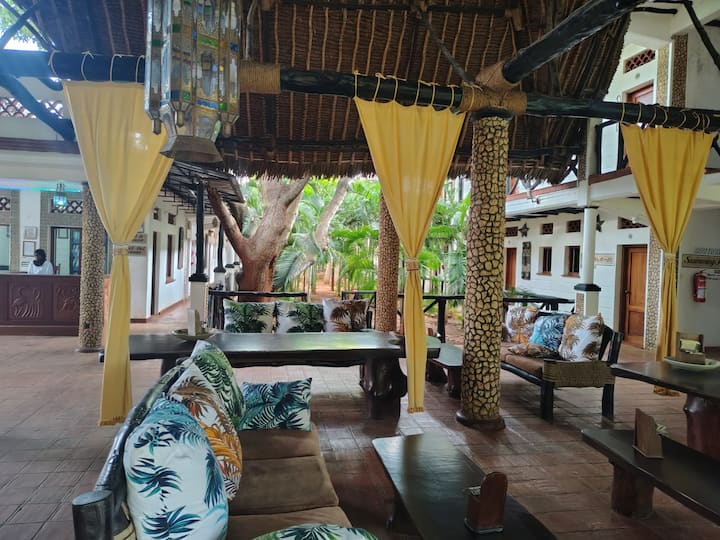 Leopard's Lounge Room With Breakfast @Mangro Hotel - Diani Beach