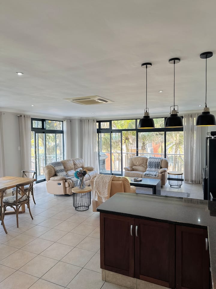 Modern Beach Retreat 6 Sleeper - Durban