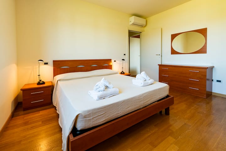 Guesthost - Bright Apartment With Terrace - Montesilvano