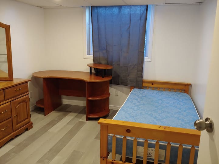 Private Room In A Student House - St. Catharines