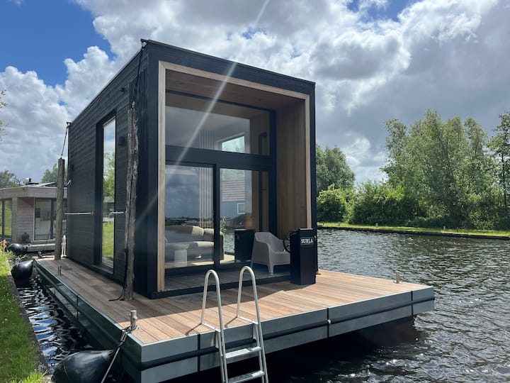 Boutique Houseboat Stay – Romantic Getaway For Two - Volendam