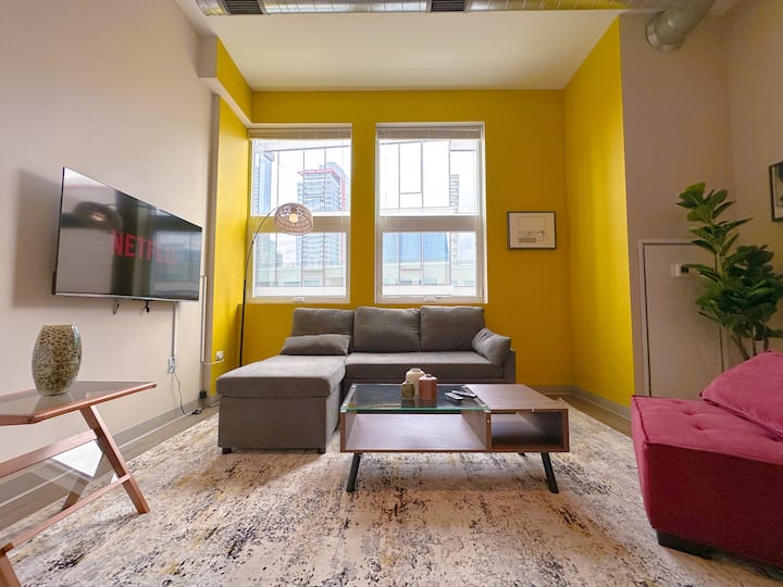 Modern 2br Stay W/patio & Parking Near Mccormick - West Englewood - Chicago