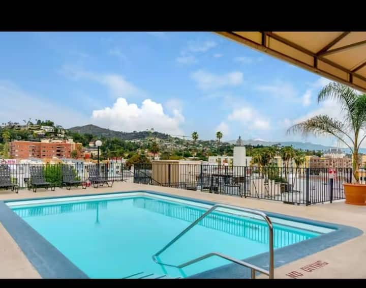 2br Hollywood Apt W/ Rooftop Pool & Stunning Views - Santa Clarita, CA