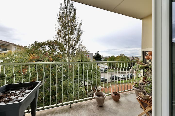 Logement Chaleureux Avec Balcon - Bron