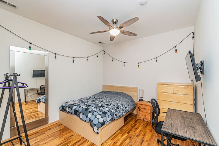 Large Bedroom, Private Bath, Near Stores & Bus [M3 - Chicago, IL