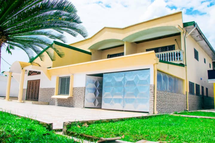 Refuge Spacieux A Partager - Douala