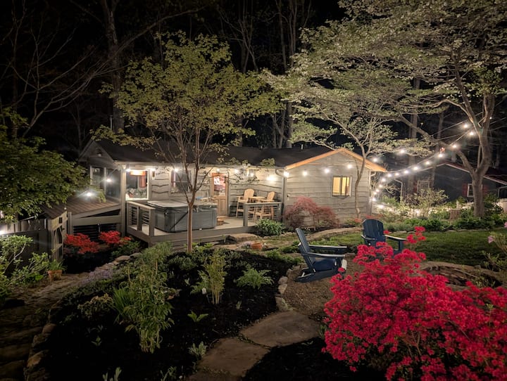 Touch Of Grey Getaway | Mtn Oasis W/ Hot Tub - Black Mountain, NC