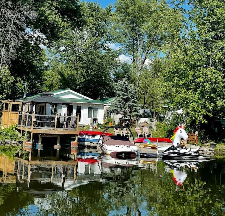 Trendy Trent River Retreat Lake House @Trent River - Norwood