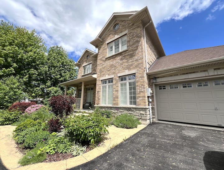 Wine Country Retreat With Vineyard Views - Beamsville