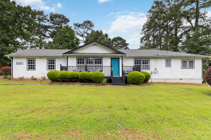 5br W/ Game Room & Huge Backyard - Lawrenceville, GA