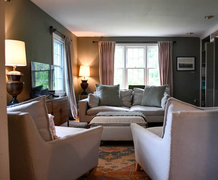 3.5 Acres Of Relaxation, Pool, & Cozy Charm - Bridgewater, CT