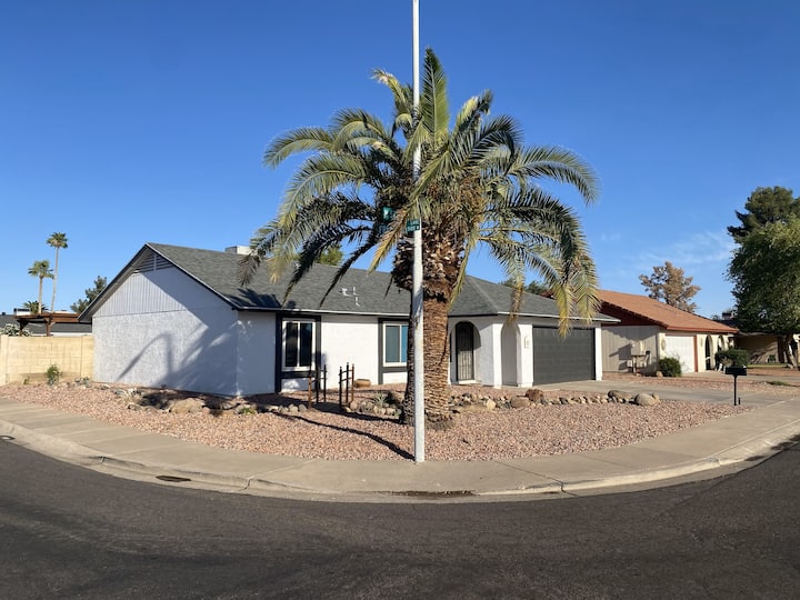 Modest Home Minutes From Dt Phx & Cardinal Stadium - Phoenix, AZ