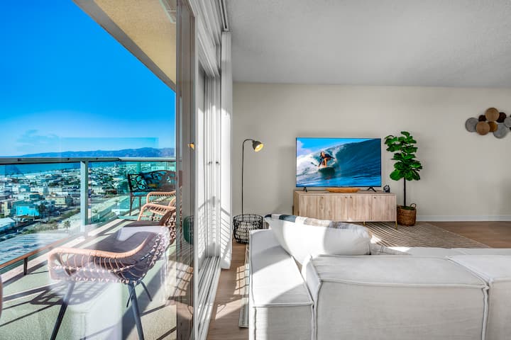 Oceanview Oasis Spacious Modern 2b/2b (Pool & Gym) - Venice Beach, CA