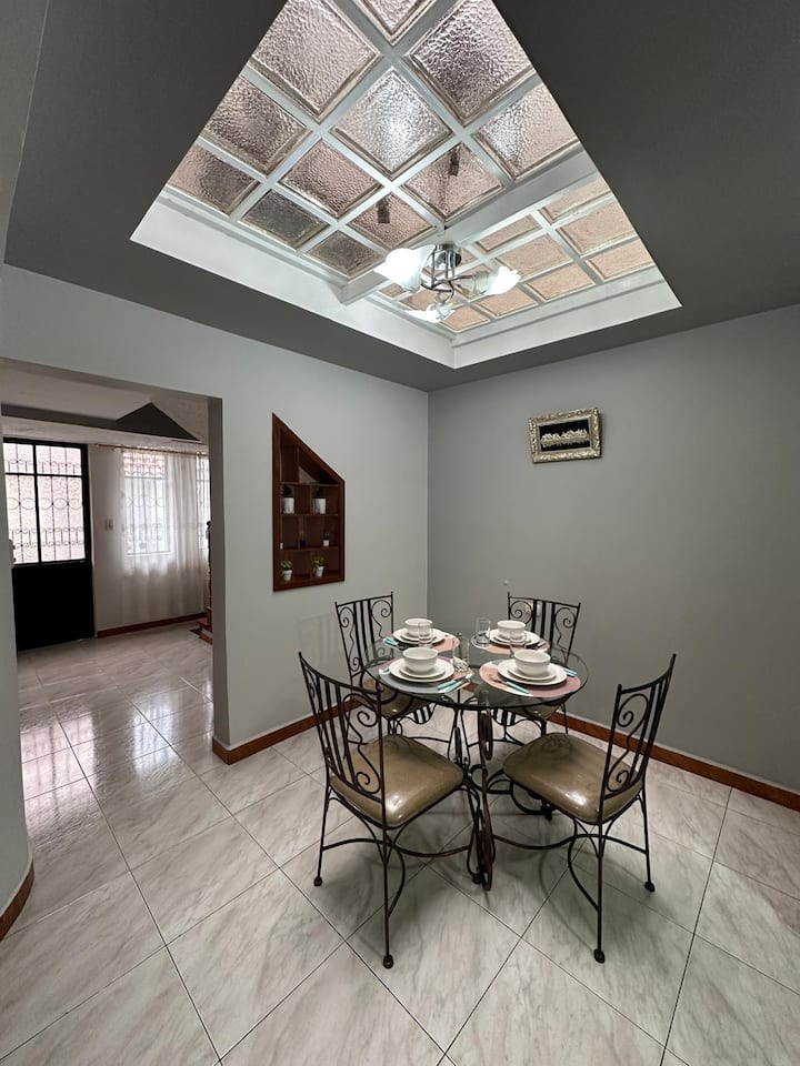 Casa Acogedora Con Parqueo Privado - Cuenca