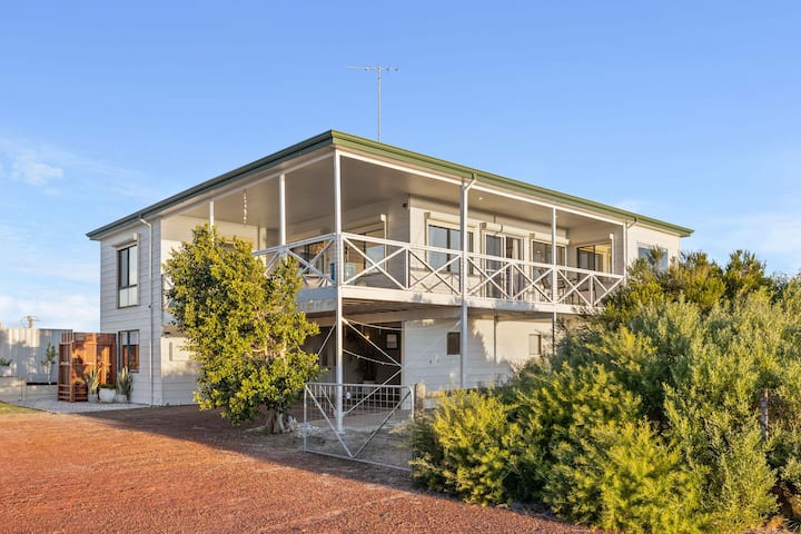 Peppy View Beach House – Ocean Views & Family Fun - バッセルトン