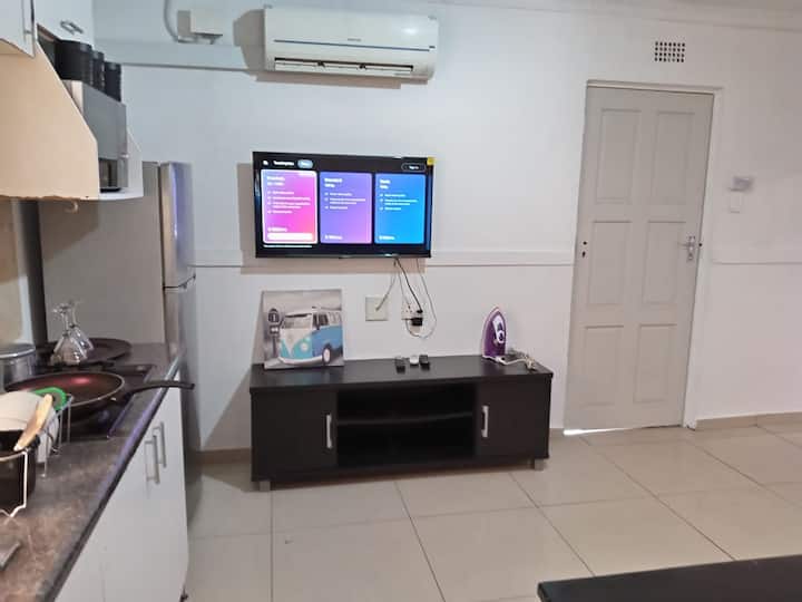 One Bedroom Self-catering With Netflix & Youtube - Johannesburg South