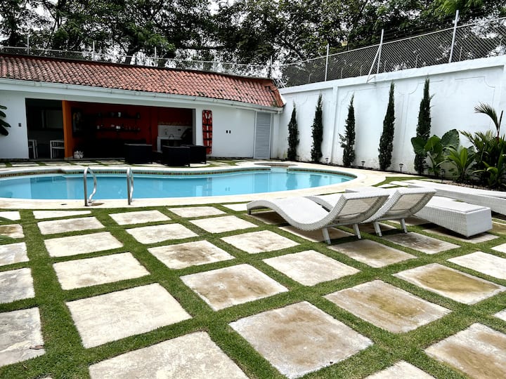 Casa De Lujo En Cali Con Piscina Privada Y Bbq - Cali