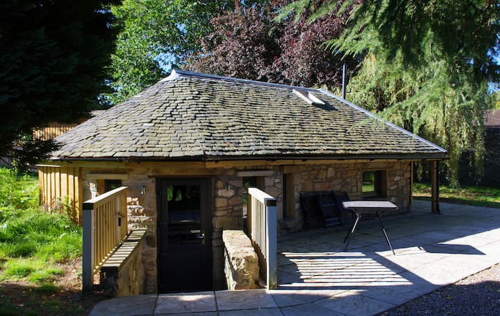 Quirky, Circular, Sunken 'Bothy' In Walled Garden - Linlithgow