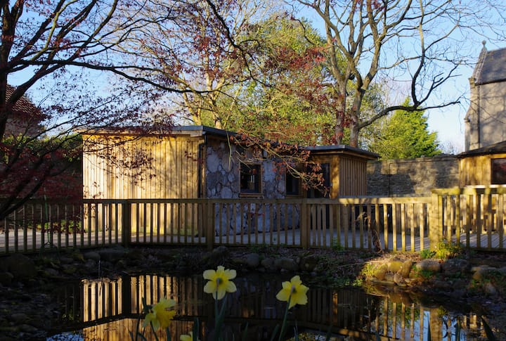 Log-clad Cabin With Pond Views - Linlithgow