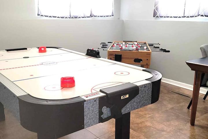 House 3br 1.5 Bath/sleeps8/ Gamerm/dogfrdly/bbq - Aurora, IL