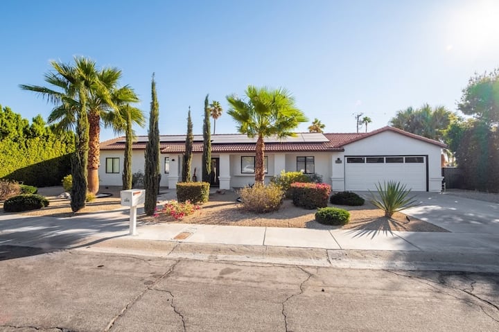 Palm Springs Home With Private Pool & Jacuzzi - Palm Springs, CA