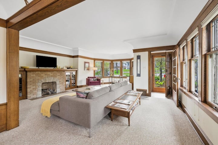 Bright, Private, Spacious. - Milwaukee, WI