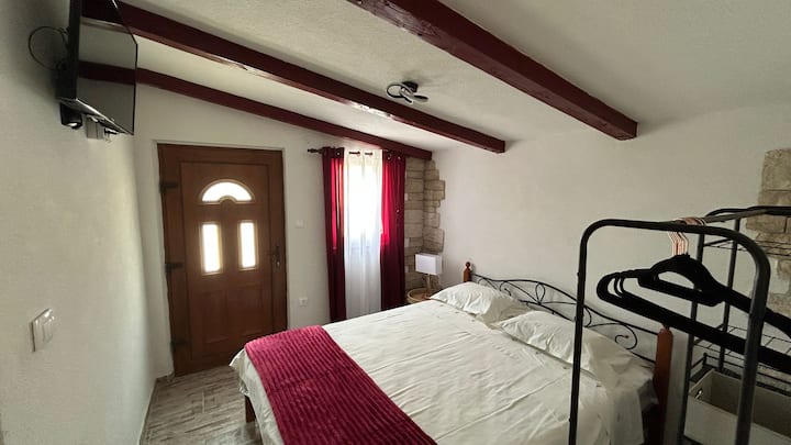 Beachside 2br W/ Private Pool - Trogir