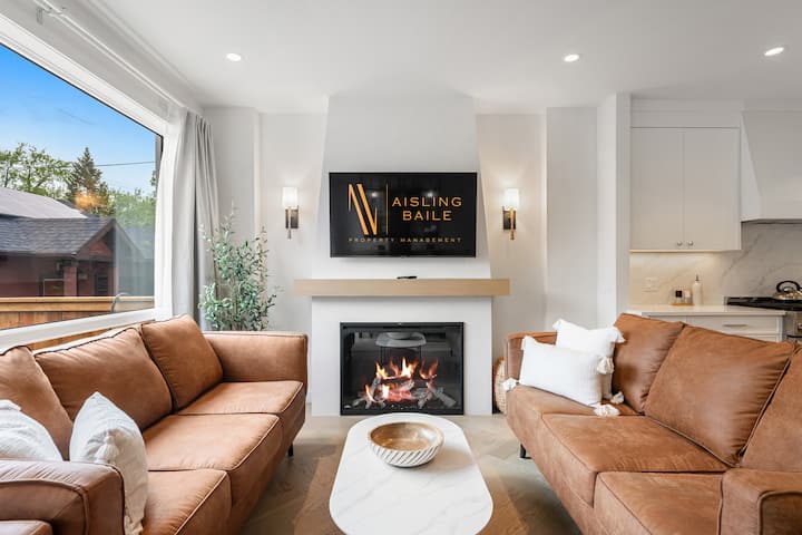 La Maison | Pvt Hot Tub | Kensington | 2500 Sqft - Calgary