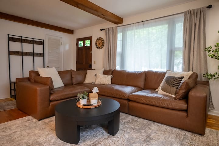 Historic Qb Quarters | 5br, 2 Ba + 2 Living Areas! - Lawrence, KS