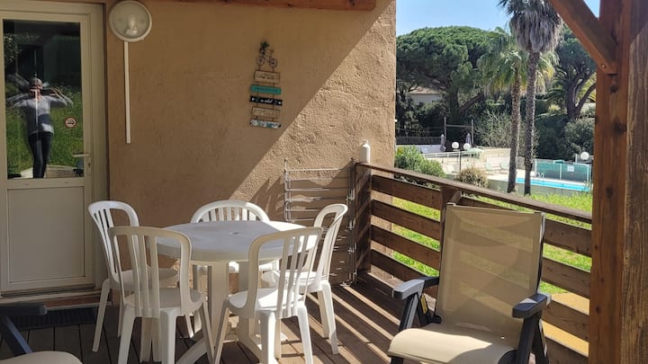 Charmant 2 Pièces Dans Domaine - Département Var