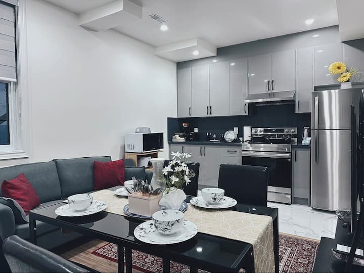 2 Bdrm Spacious Suite Near Bluffers W/ Parking - Toronto, ON