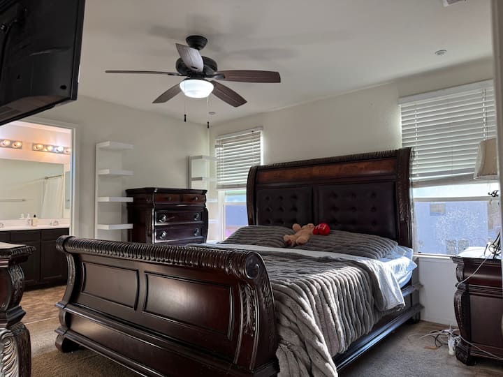 King Bed Room In Prime Location - Fresno, CA