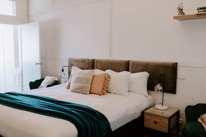 The Mercy Rooms - Adults Only Hotel Room - Warwick