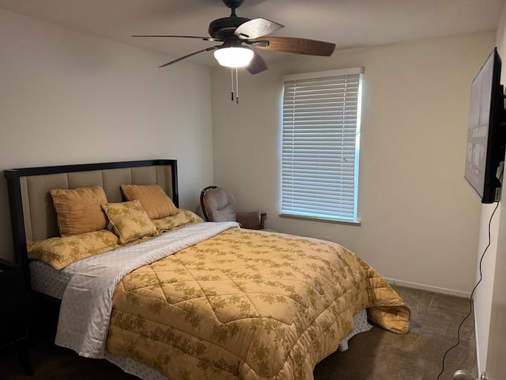 Queen Bed Ultimate Comfort Stay - Fresno, CA