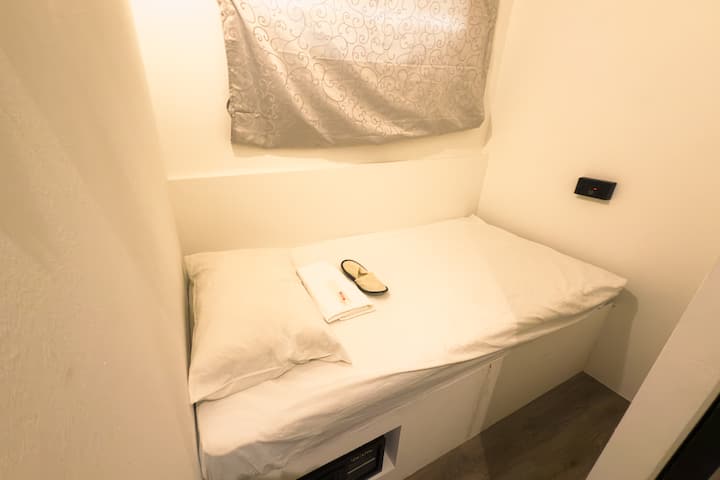Mini Single Cabin W Shared Bathroom & Window - Queenstown
