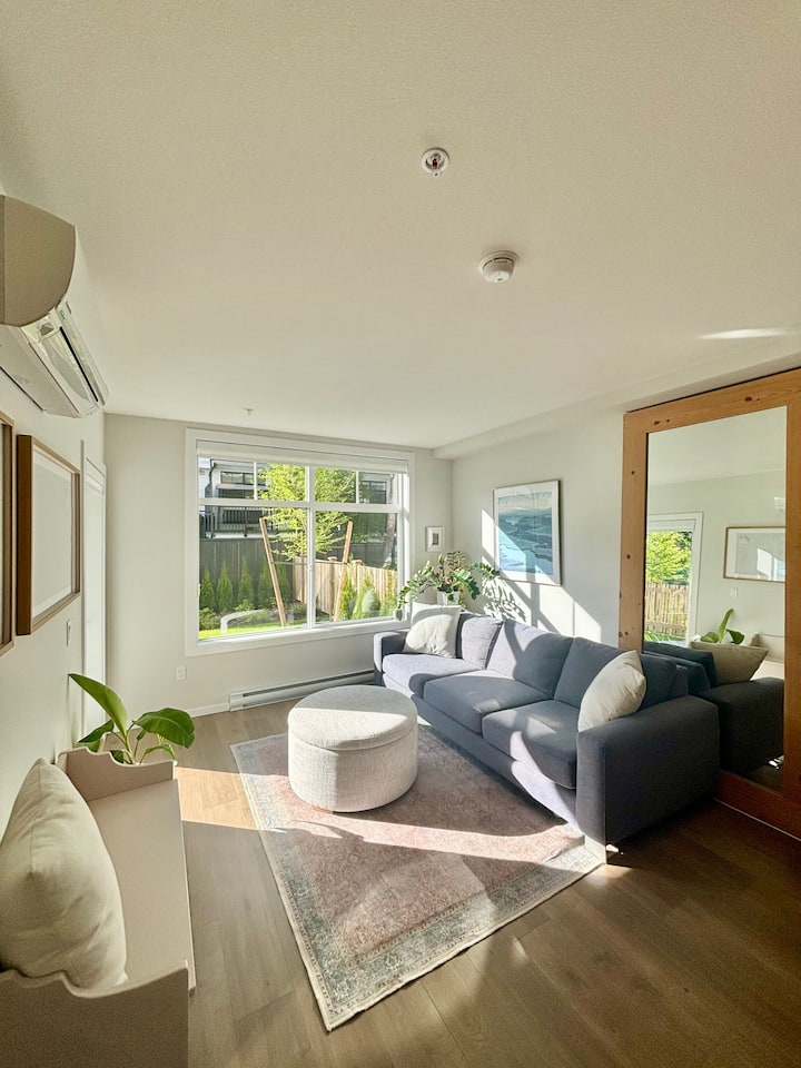 Stylish Coastal Condo - Surrey