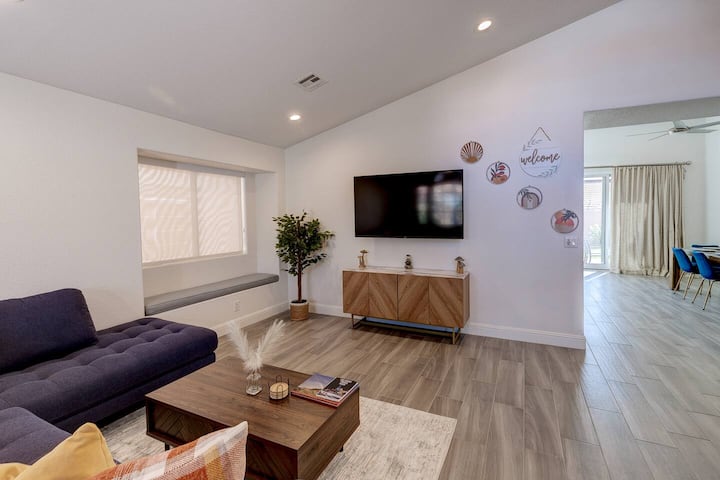 Modern & Spacious • King Bed • Backyard Grill - North Las Vegas, NV