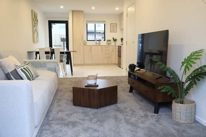 Modern 2br Comfort On Awaroa Road - Auckland