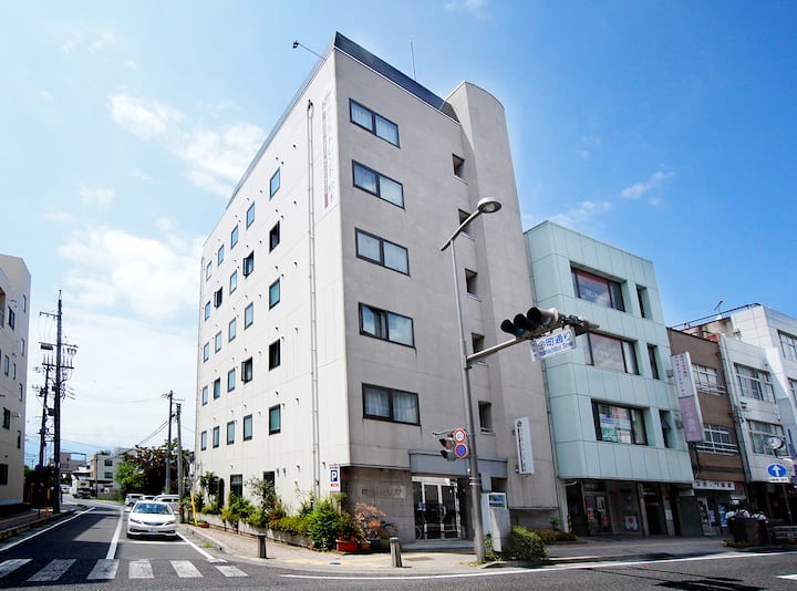 Jr松本駅から徒歩約5分/喫煙トリプルルーム【110cmベッド2台、140cmベッド1台】/3名まで - Matsumoto