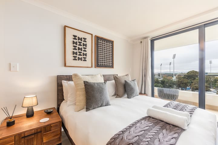 Designer Apartment | Mountain Views & Rooftop Pool - Cape Town