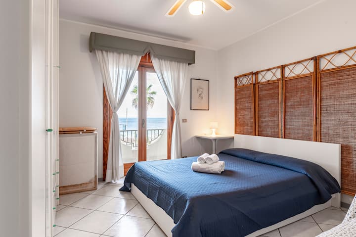 Guesthost - Casa Giovanna Lungomare Sea View - Roccalumera
