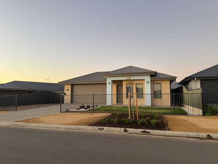 Between River And Golf Course - Murray Bridge